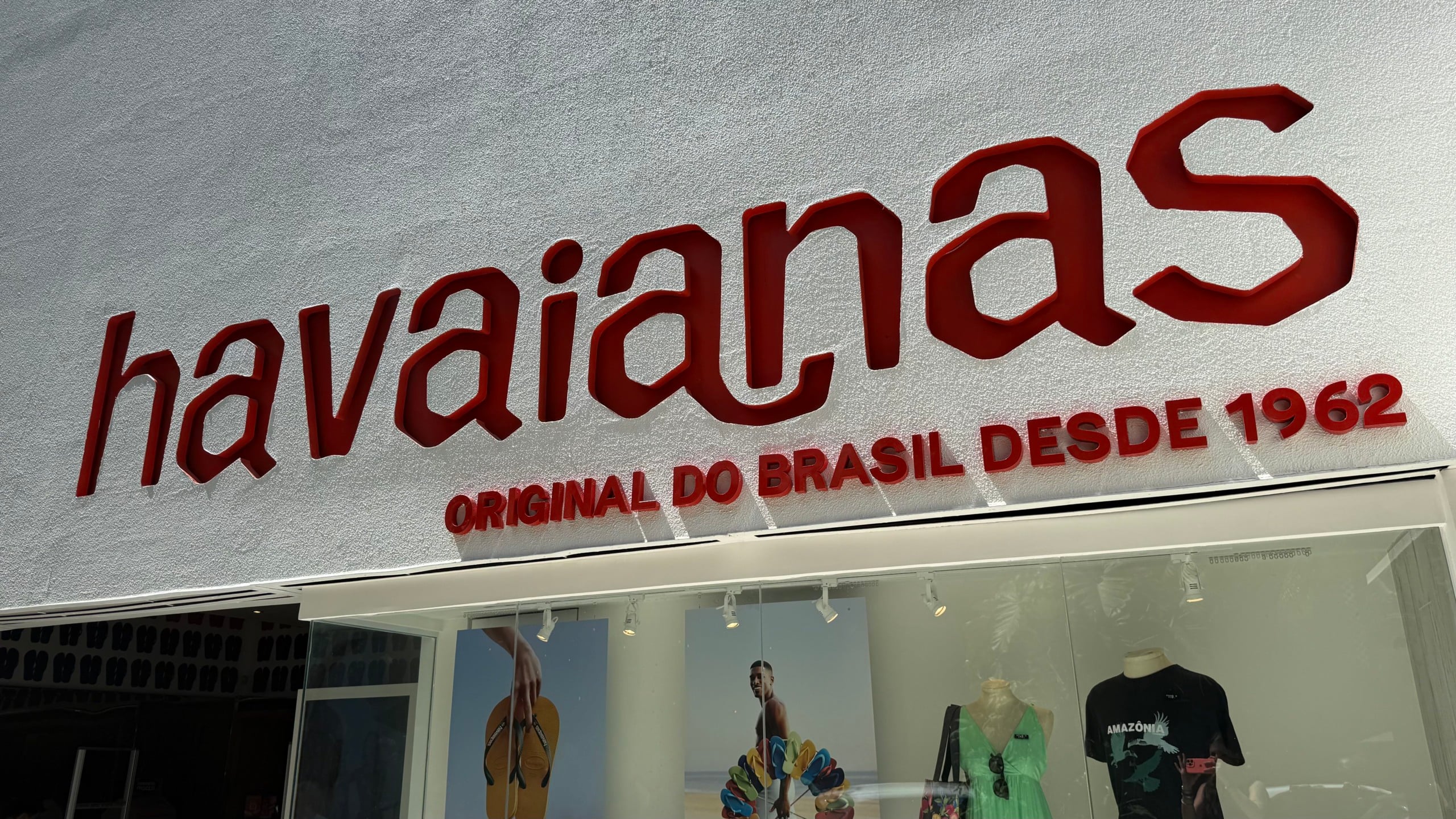 Havaianas reinaugura loja-conceito em Ipanema com paredão de 2,7 mil ...